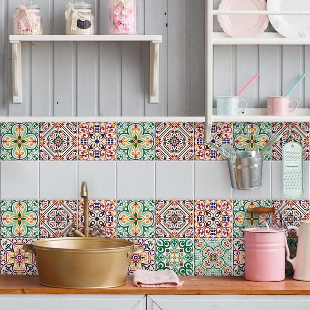 Piastrelle adesive stile provenzale in cucina: per rinnovare senza demolire
