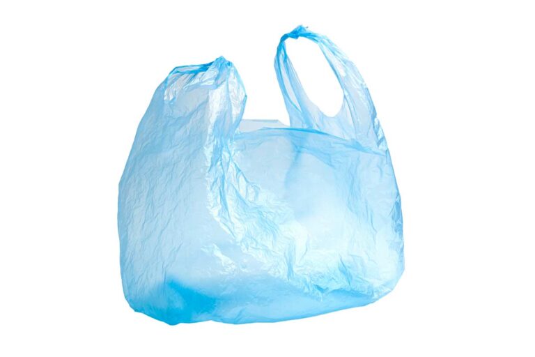 Piega le buste di plastica con questo metodo e avrai più spazio